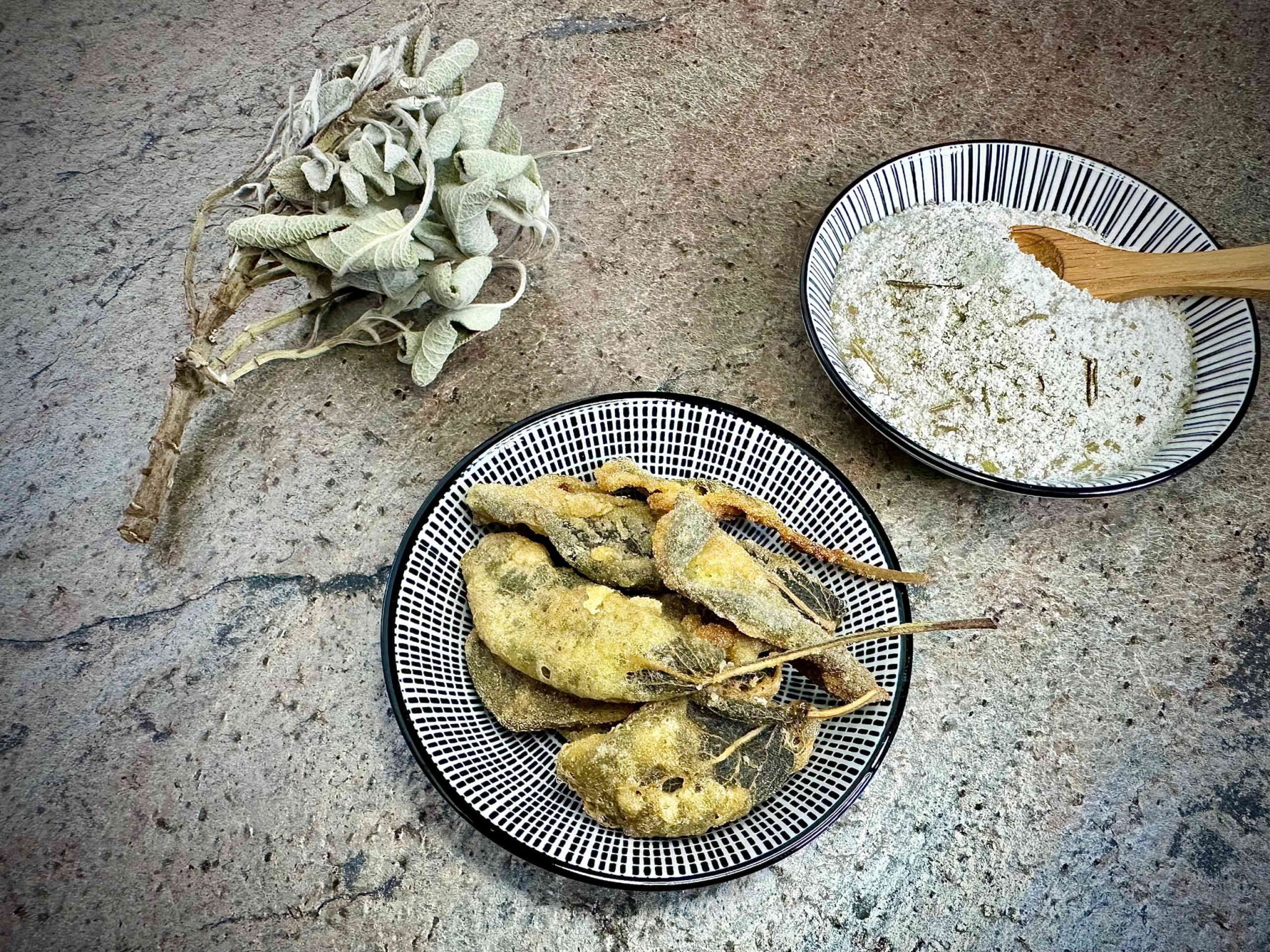 Knusprig frittierte Salbeiblätter mit Reismehl - Alexandra Gorsche